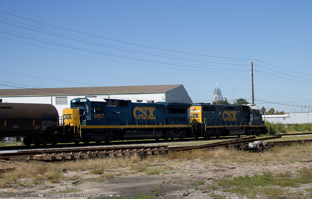 CSX 2808 + 5967 approach downtown Mobile